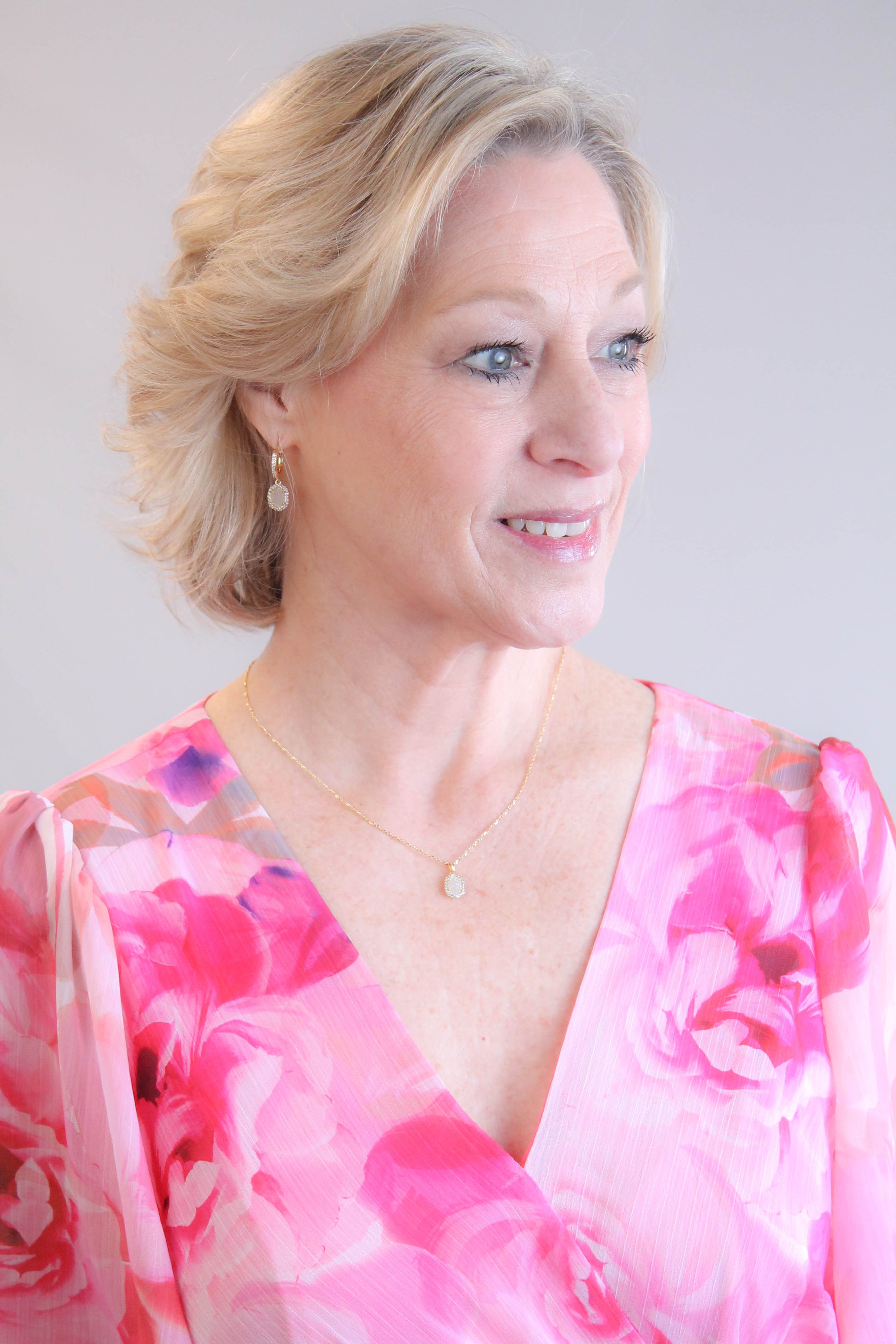 Kendra Scott Daphne Gold Crystal Frame Pendant Necklace – Fashion ...